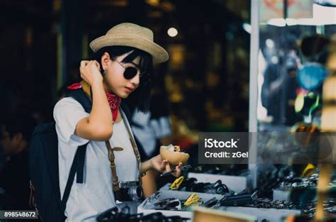 행복 도시 센터 거리 게 행복 쇼핑 선글라스 구매 하기로 하는 매력적인 젊은 여자 개념 여행 쇼핑 High Street에 대한 스톡 사진 및 기타 이미지 Istock