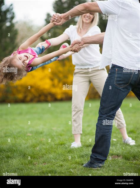 Couple Avec Jeune Fille Banque De Photographies Et Dimages Haute R Solution Alamy