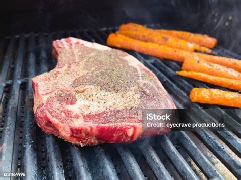 웨스턴 미국 옥외 바베큐 그릴 요리 리브 아이 스테이크 당근과 감자 굽기 사진 시리즈 갈비 음식에 대한 스톡 사진 및 기타 이미지 갈비 음식 고기 고추류 Istock