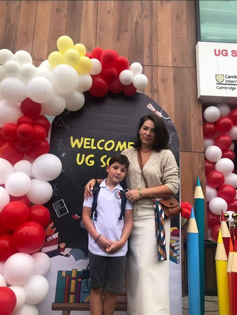 პირველი დღე სკოლაში და ცნობილი სახეების ოჯახური ფოტოები მშობლები