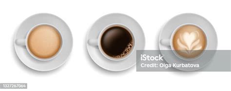 컵 커피 플레이트 상단 보기에 현실적인 머그잔 아침 아로마 음료 에스프레소와 라떼 또는 카푸치노 뜨거운 음료 카페 메뉴 요소 벡터 3d 절연 세트와 흰색 세라믹 기구 3차원