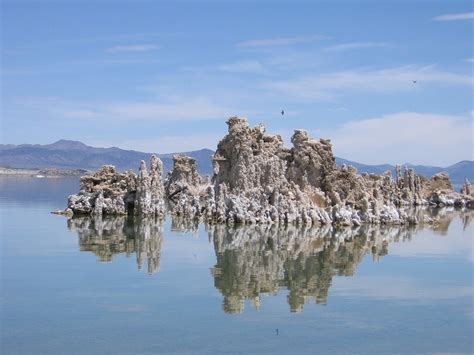 Las Torres De Toba Del Majestuoso Lago Mono California