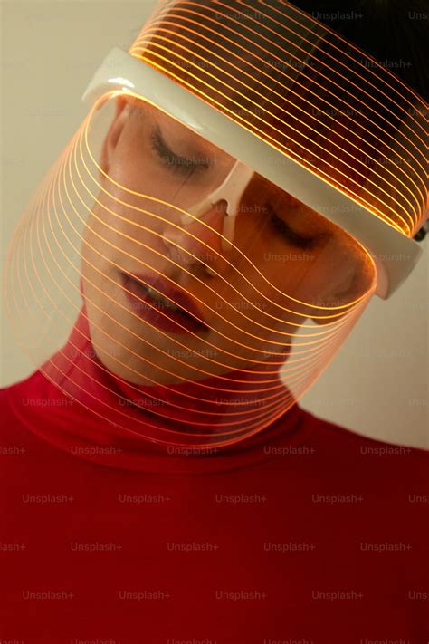 빨간 셔츠와 흰 마스크를 쓴 여자 사진 Unsplash의 사람들 얼굴 이미지