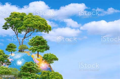 푸른 하늘 배경에 구름에 대한 지구 모델에서 자라는 녹색 나무 그룹 지구 저장 및 세계 환경의 날 개념 World Environment Day에 대한 스톡 사진 및 기타