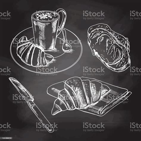 빈티지 손으로 그린 스타일의 베이커리 세트 크로와상이있는 커피 한 잔 접시에 숟가락 빵 검은 칠판에 고립 된 흰색 스케치 인쇄 라벨 포장을위한 아이콘 및 요소 크루아상에