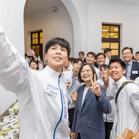 「可以跟你自拍嗎？」 活潑、有自信的林郁婷，即使面對總統也是沒在怕，一點都不害羞。 今晚林郁婷即將上場比賽，尋求晉級，為自己爭取勝利，也為台灣爭取榮譽。我們一起為林郁婷加油，我相信，面對場外的