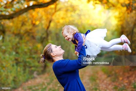 행복 한 젊은 어머니 귀여운 유아 딸 가족의 초상을 함께 재미 자연과 숲에서 아름 다운 아기 여자와 여자 야외에서 작은 아이 함께 엄마 포옹 사랑 결합입니다 2명에 대한