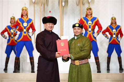 Уяачдад улсын цол хүртээлээ Dnn Mn