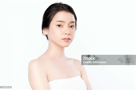 초상화 아름 다운 젊은 아시아 여자 깨끗 한 신선한 맨 피부 개념입니다 아시아 소녀 아름다움 얼굴 스킨 케어 및 건강 웰빙 얼굴 치료 완벽한 피부 자연 메이크업 흰색 배경에