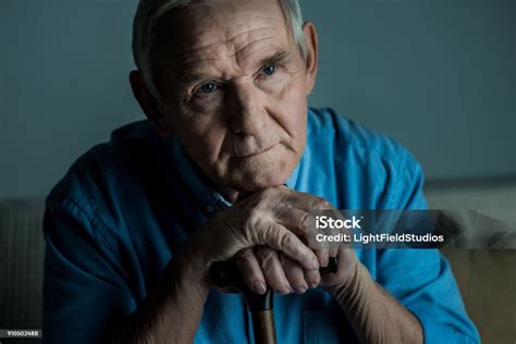피곤된 수석 남자는 소파에 앉아있는 동안 지팡이에 기댄 다 건강관리와 의술에 대한 스톡 사진 및 기타 이미지 건강관리와 의술 고리 세공 나이 Istock