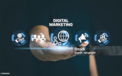 손은 디지털 마케팅 인터넷 광고 및 판매의 기호와 아이콘을 보여줍니다 비즈니스 기술 개념을 증가시킵니다 디지털 채널 검색 엔진 소셜 미디어를 통한 제품 서비스 홍보 가상
