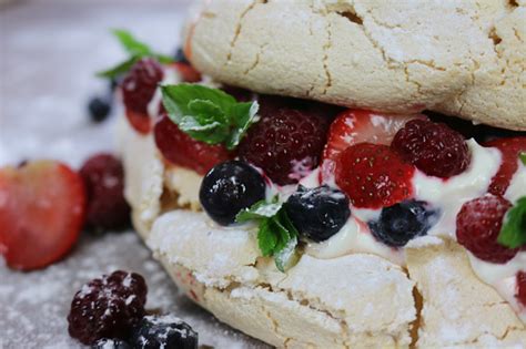 딸기와 딸기 파블로 다 머 랭 케이크 조리법의 이미지 달걀 흰 자 신선한 여름 과일 열매 검은 숲 과일 파블로 베리 라즈베리