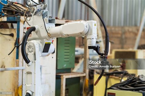 스마트 팩토리 산업의 생산 라인에서 작업할 준비가 된 로봇 팔 산업 공장의 자동 로봇 팔 시스템 용접기 산업용 로봇 제조 기술 0명에 대한 스톡 사진 및 기타 이미지