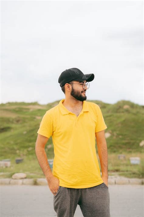 검은색 셔츠 나무 남자 로우앵글 샷 모델 숲 잘생긴 젊은 주머니에 손을 넣다 줄기 폴로 셔츠에 관한 무료 스톡 사진