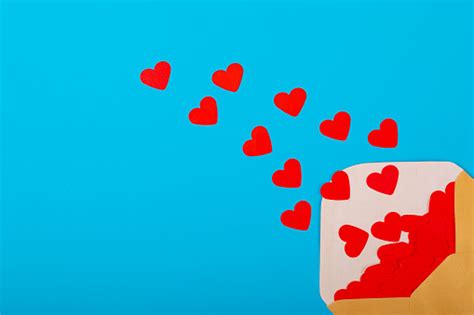 파란색 배경 위에 공간을 복사하여 빨간색 하트 모양의 베이지 색 봉투를 엽니 다 0명에 대한 스톡 사진 및 기타 이미지 0명 기념일 남아프리카공화국 Istock