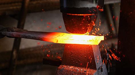 강철을 푸딩처럼 다루는 장인들의 서슬퍼런 칼 만드는 과정 Youtube