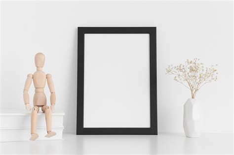 책 마네킹 흰 테이블에 꽃병에 석고를 가진 검은 색 프레임 모형 세로 방향입니다 공란에 대한 스톡 사진 및 기타 이미지 공란