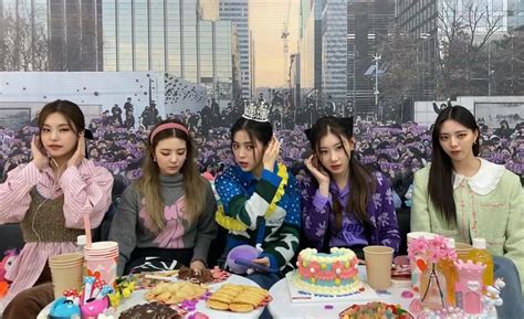 Pin by hana jo on a 彡 Kpop girls Itzy Birthday cake