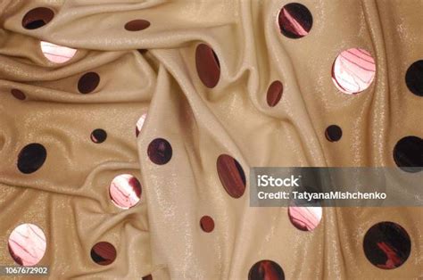 배경 질감 그림 핑크 미러 Pietz 라이크라 직물 마지막 조각입니다 라이크라 스 판 덱 스 2 스트립 장력 질량입니다 큰 분홍색 거울 반짝이 장식으로 베이지색 배경입니다