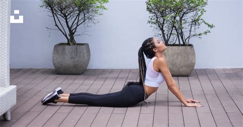 흰색 스포츠 브래지어와 검은 레깅스를 입고 요가를 하는 여자 사진 Unsplash의 무료 웰빙 이미지