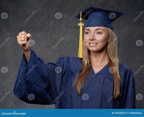 Feliz Mujer Graduada Con Gorra Azul Y Vestido Mirando Hacia El Lado Con