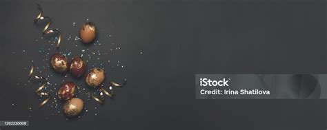 황금 계란 여러 가지 빛깔의 반짝이는 스팽글 어두운 배경에 황금 반짝이 뱀 행복한 부활절 생일 어머니의 날 할인 배너 인사말