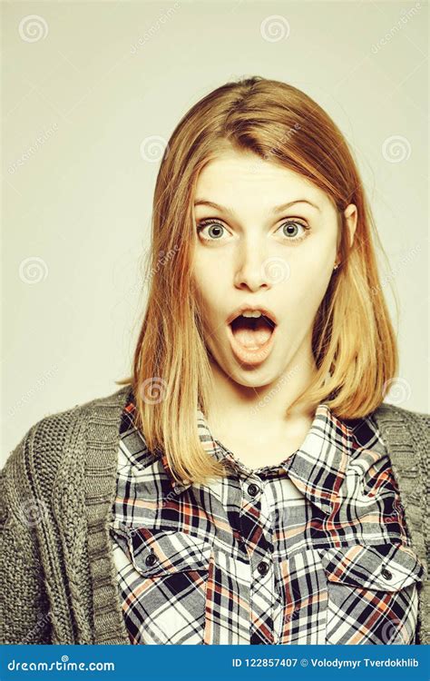 Ragazza Sorpresa Con La Bocca Aperta Immagine Stock Immagine Di