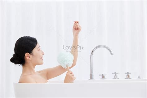 ảnh Nữ Nằm Trong Bồn Tắm Có Bóng Tắm Và Bàn Chải Tải Xuống Miễn Phí ảnh phụ nữ nữ giải trí