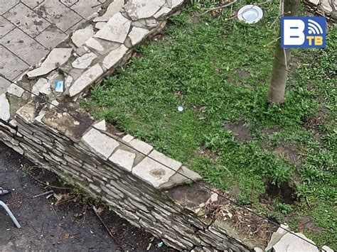 ТУЖНЕ СЛИКЕ ИЗ ПИОНИРСКОГ ПАРКА БЛОКАДЕРИ БАЦАЛИ КАМЕНЕ ПЛОЧЕ И ДЕЛОВЕ