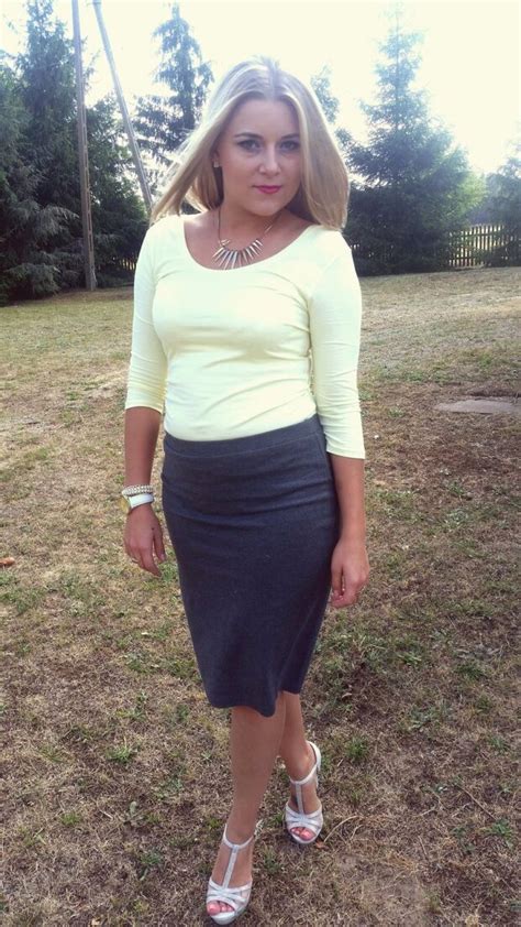 Curvy Blonde Posing Outdoors Kar0