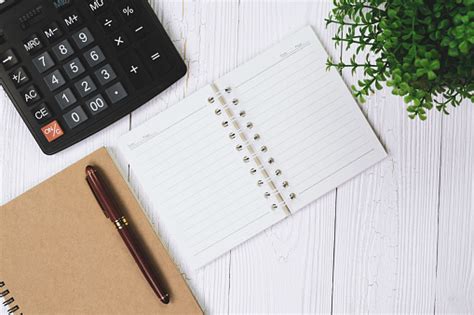 만년필 또는 노트북 종이와 나무 작업 테이블 복사 공간 사무실 책상 개념에 계산기 잉크 펜 최고의 볼 수 있습니다 경영자에 대한 스톡 사진 및 기타 이미지 Istock