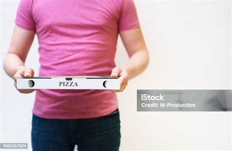 피자 배달 남자 피자 상자를 들고입니다 텍스트를 위한 공간입니다 남자에 대한 스톡 사진 및 기타 이미지 남자 레스토랑 문자 Istock