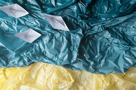 플라스틱으로 해양 오염의 개념 비닐 봉지로 만든 바다 해안선에서 종이 보트의 오버 헤드 보기 플라스틱 바다 평평한 누워 복사 공간의 창조적 인 표현 0명에 대한 스톡 사진