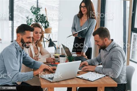 성공적인 팀 사무실에서 프로젝트를 작업하는 비즈니스 인력 그룹 25 29세에 대한 스톡 사진 및 기타 이미지 25 29세