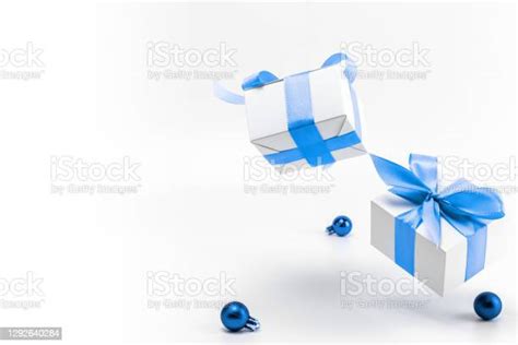 겨울 세일 흰색 리본과 새해 공과 흰색 선물은 인사말 카드에 대한 흰색 배경에 Xmas 장식 크리스마스 겨울 새해 개념 선물에 대한 스톡 사진 및 기타 이미지 Istock