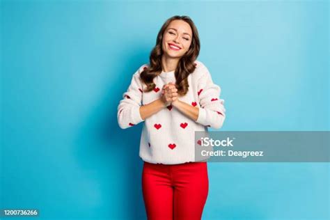 그녀의 초상화 그녀의 좋은 매력적인 사랑스러운 사랑스러운 꿈꾸는 쾌활한 쾌활한 소녀 팬 매혹적인 선물 뉴스 선물 깜짝 고립 밝은 선명한 빛나는 활기찬 푸른 색 배경 갈색