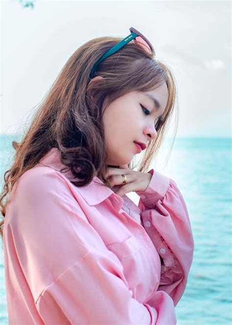 갈색 머리 긴 머리 내리막 길 분홍색 셔츠 선글라스 수직 쐈어 얼굴 여성 초상화 패션 사진 포즈를 취하는에
