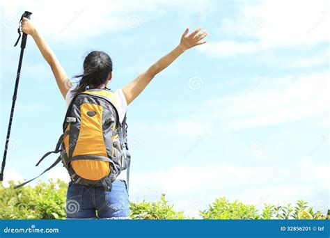 Caminante Feliz De La Mujer Imagen De Archivo Imagen De Petate Verde
