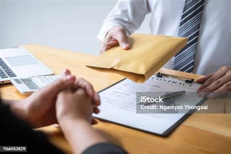 불법 적인 돈에 부정직 한 부정 행위 뇌물 돈을 주는 사업가 달러 지폐의 형태로 제공 하는 동안 성공 계약 계약 뇌물 및 부패 개념에 거래를 제공 개념에 대한 스톡 사진 및