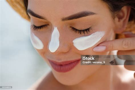 뷰티 선탠 Spf 및 스킨 케어 화장품 모델 얼굴 초상화 보습 크림을 가진 여자 피부에 자외선 차단제를 사용하는 소녀 자외선