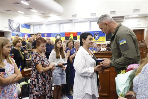 Мер Києва вручив 47 медалей «Честь Слава Держава Захисникам України Вечірній Київ