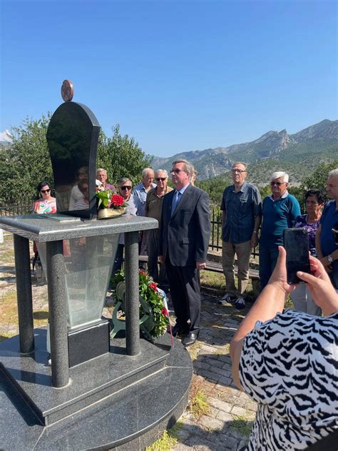 Делегација на Руската Амбасада положи свежо цвеќе на споменикот на загинатите партизани во Здуње