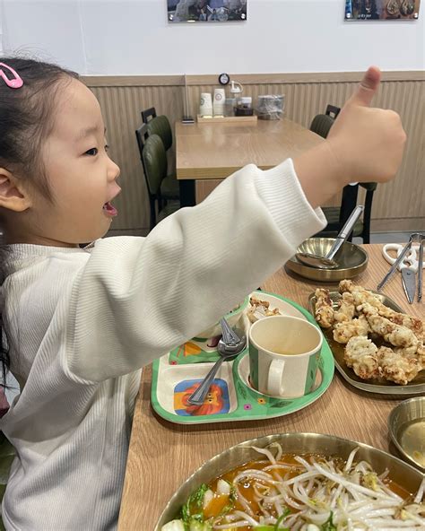 키즈모델 전설 조아라 협찬 몽꾸 설이와 몽꾸 젤라또 리본 뽀글이 같이 입어보았어요🎀 따뜻한 뽀글이 소재에 귀여운 리본 자수가 더해진 디자인 으로 요즘 저희 모녀