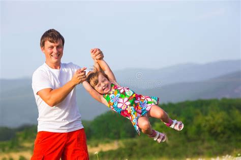 Vater Mit Tochter Stockfoto Bild Von Picknick Gr N