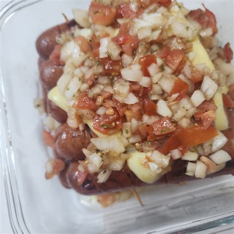 구워진 소세지에 치즈를 얹은 저탄고지 소시지 스테이크