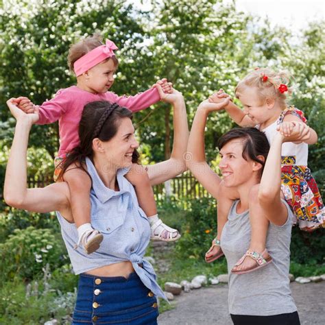 Petites Filles Mignonnes Avec Leur Maman Dehors Photo Stock Image Du