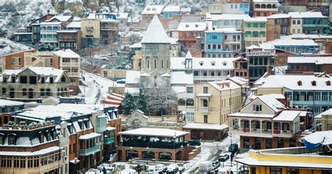 თბილისის სხვადასხვა რაიონში გზებზე ტექნიკური მარილი დაიყარა Kalaki Ge