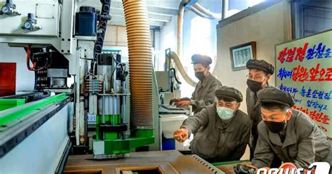 생산 과제 수행 중인 北 평양목재공장 당원들