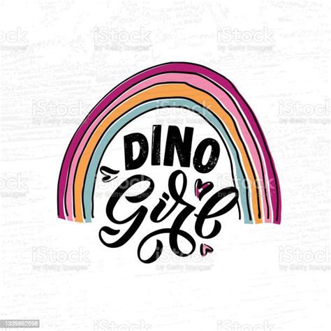 문자 타이포그래피가 있는 손으로 스케치된 핑크 디노 벡터 일러스트레이션 어린이 용 컨셉의 티셔츠 프린트 핑크 디노 로고 타입