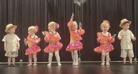Les Tout Petits Adorables Dansent Pendant Le Spectacle Mais Cela Devient Vite Comique